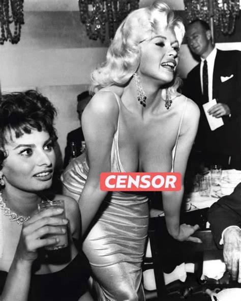 Sốt loạt ảnh cú lườm của bom sex nổi tiếng mọi thời đại và màn cướp spotlight vì khoe ngực