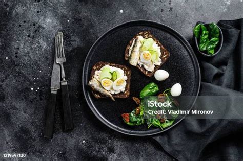 정어리 계란 오이 크림 치즈를 곁들인 샌드위치 시금치와 말린 토마토를 곁들인 샐러드 장식 검은 색 배경입니다 맨 위 보기 0명에 대한 스톡 사진 및 기타 이미지 Istock