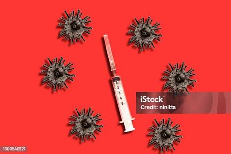 코로나바이러스 코비드 19 바이러스 적색 배경에 고립 된 백신 유리 병 개념에 대한 가능한 치료법 0명에 대한 스톡 사진 및 기타 이미지 Istock