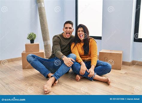 Pareja Joven Sentada En El Suelo En Casa Nueva Enfadada Y Furiosa Gritando Frustrada Y Furiosa