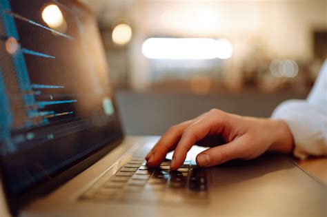 노트북에서 작업하는 여성 손 클로즈업 기술 프리랜서 온라인 과정 원격 작업 및 라이프 스타일 개념 가정 생활에 대한 스톡 사진 및 기타 이미지 Istock