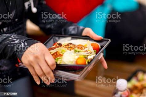 테이크 아웃 플라스틱 상자에 구운 닭고기와 체리 토마토 조각으로 건강 한 샐러드를 들고 2명에 대한 스톡 사진 및 기타 이미지 2명 건강한 생활방식 건강한 식생활