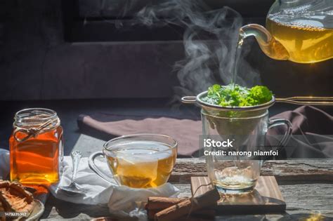 뜨거운 차 지팡이 설탕 건조 찻잎과 민트 Herbselective 초점 복사 공간 뜨거운 음식 및 건강한 식사 개념의 컵에 주전자에서 차를 붓는 0명에 대한 스톡 사진 및