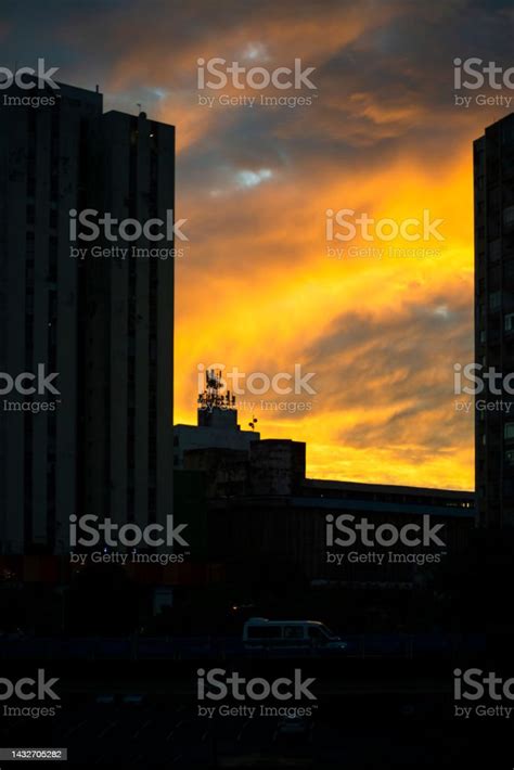 주황색의 극적인 일몰을 배경으로 실루엣과 Tv 안테나를 제작합니다 0명에 대한 스톡 사진 및 기타 이미지 0명 개념 건물 외관 Istock