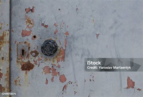 오래된 철 울타리 오래된 금이 페인트 빈티지 울타리 녹슨 금속 녹 구조 오래된 빈티지 도어 핸들 자물쇠 철문 0명에 대한 스톡 사진 및 기타 이미지 Istock