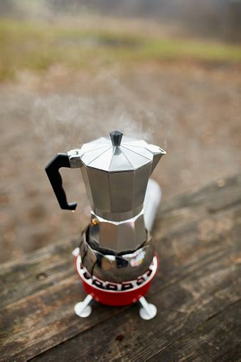 가스 버너에 금속 간헐천 커피 메이커와 야외 캠핑 커피를 만드는 과정 단계적으로 가스렌지에 대한 스톡 사진 및 기타 이미지 가스렌지 가을 간헐천 Istock