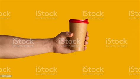 오렌지 배경에 뜨거운 커피와 종이 컵을 보여주는 젊은 남자 디자인 공간 파노라마 남성에 대한 스톡 사진 및 기타 이미지 남성 남자 남자들만 Istock