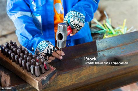 작업자는 망치를 사용하여 식별 공작물을 위해 철골 구조 빔에 강철 핸드 스탬프로 문자와 번호를 찍습니다 강철에 대한 스톡 사진 및 기타 이미지 Istock