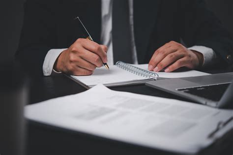 회의 중 메모를 하는 사업가 계획 전략에 중점을 둡니다 비즈니스 사무실 프로젝트 관리에 적합합니다 경영자에 대한 스톡 사진 및 기타 이미지 Istock