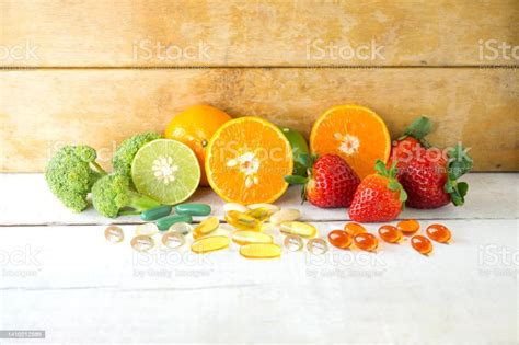 종합 비타민과 흰색 나무 배경에 신선하고 건강한 과일을 곁들인 보충제 감귤류 과일에 대한 스톡 사진 및 기타 이미지 감귤류 과일 개념 개념과 주제 Istock