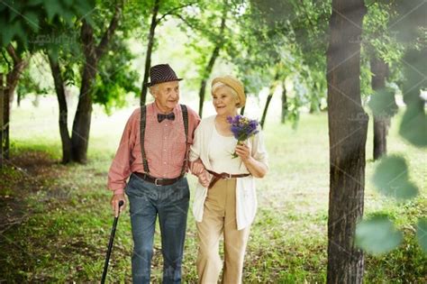 خرید و قیمت عکس با کیفیت پیرزن و پیرمرد در جنگل سبز زیبا ترب