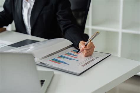 비즈니스 전략 계획을 위한 마케팅 지표로 종이에 재무 데이터 분석 대시보드를 작성하는 회계사 Office Of Management And Budget에 대한 스톡 사진 및