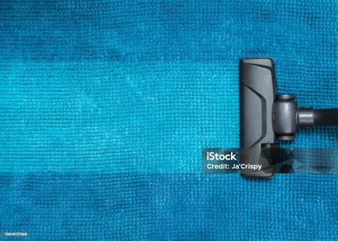 양탄자를 진공 청소기로 청소 하는 동안 사용 되 고 현대 진공 청소기의 어두운 머리 청소 서비스 개념입니다 진공 청소기와 카펫 Hoovering의 과정 가사 집안일에 대한