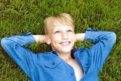 Junge in der Natur | Stock Bild | Colourbox