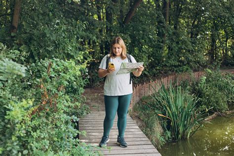 종이지도와 전화기를 들고 배낭을 메고 자연 속에서 휴식을 취하는 세련된 힙 스터 여성 여행과 방랑벽 개념 놀라운 냉담한 순간 여름 시간 전신 30 34세에 대한 스톡 사진