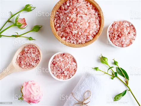 스파 플랫레이 컴포지션 나무 항아리와 숟가락 수건 흰색 배경에 꽃에 바다 소금 맨 위 보기입니다 매일 관리 개념 휴식 과 휴식 목욕 절차 0명에 대한 스톡 사진 및 기타