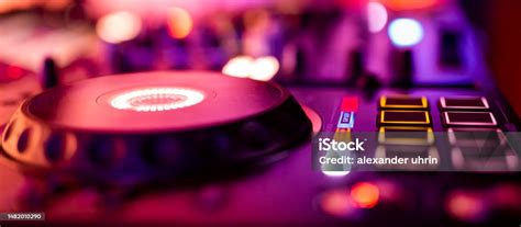 Dj는 나이트 클럽에서 회전 믹싱 및 스크래치 믹서에서 음악을 연주하는 Dj 근접 촬영 파티 0명에 대한 스톡 사진 및 기타 이미지 Istock