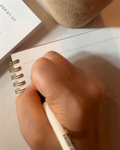 나무는 내일을 걱정하느라 오늘을 망치지 않는다 그저 온 힘을 다해 지금 이 순간에 집중할뿐이다 하긴 결과를 예측해본들 무슨