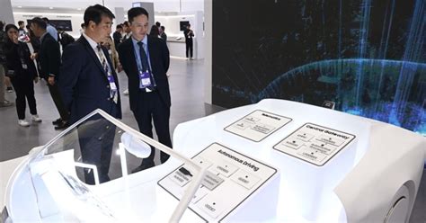 차량 모형에 전시된 차량용 반도체