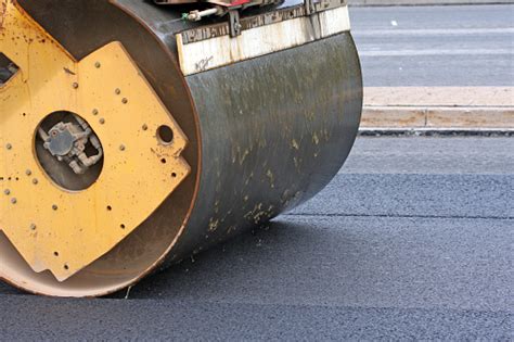 클로즈업 Of 스팀롤러 압축 고온 및 아스팔트 도로 건설 현장 0명에 대한 스톡 사진 및 기타 이미지 0명 2015년 거리 Istock