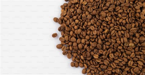 하얀 표면에 커피 원두 더미 사진 Unsplash의 모카 이미지