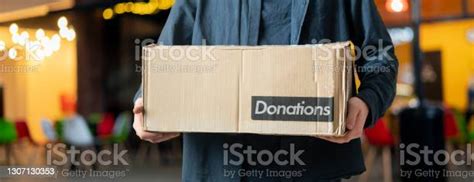 기부 단어와 골판지 상자를 들고 있는 사람 자선 자원 봉사 배달 Charity Benefit에 대한 스톡 사진 및 기타 이미지 Charity Benefit 개념 개체