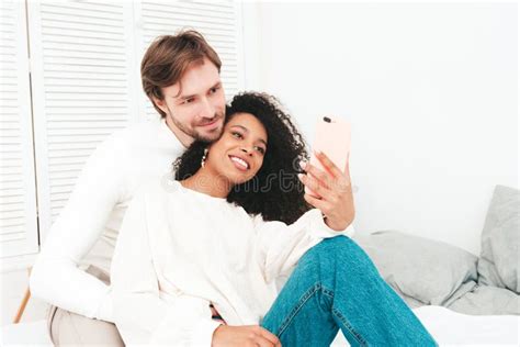 Mujer Hermosa Y Sonriente Y Su Novio Apuesto Imagen De Archivo Imagen De Amigos Muchacha