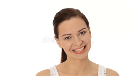 Женщина говоря по телефону и лежа в Bathroom сток видео Видео насчитывающей говорить сеть