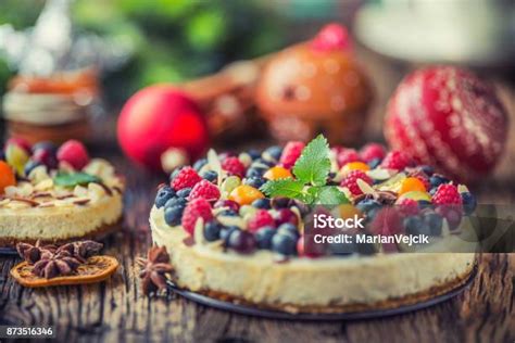 스타 아니 스와 신선한 과일 딸기 딸기 딸기 치즈 케이크 크리스마스 장식으로 크리스마스 치즈 0명에 대한 스톡 사진 및 기타
