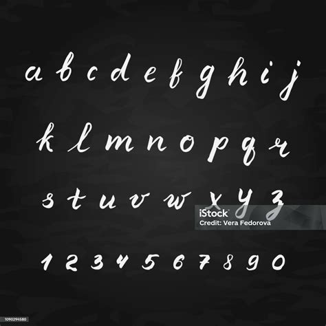 손으로 작성 된 벡터 알파벳입니다 문자 Az 숫자 09 칠판 배경 서 예 글꼴입니다 라틴 소문자 필기 기호입니다 산세리프체에 대한 스톡 벡터 아트 및 기타 이미지 Istock