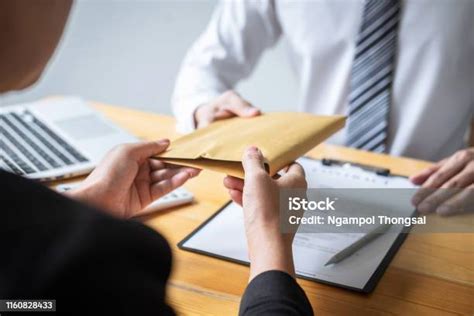 불법 적인 돈에 부정직 한 부정 행위 비즈니스 여자 제공 뇌물 돈 달러 지폐의 형태로 제공 하는 동안 성공 계약 계약 거래를 제공 뇌물 및 부패 개념 개념에 대한 스톡 사진