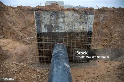 건설 현장의 콘크리트 맨홀 구조물에 트렌치 드레인을 연결합니다 건설 우수 및 지하 유틸리티 펌프 스테이션 하수 파이프를 건설하는