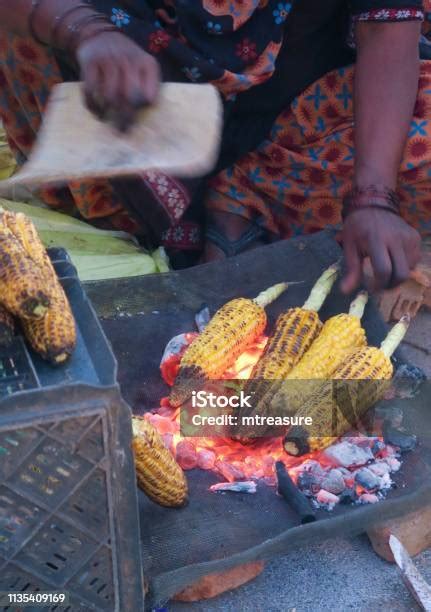 인도 거리의 인도 스트리트 시장에서 옥수수 옥수수 Cob 팬 바베 큐 석탄을 요리 하는 인도의 여자의 이미지 비 위생적인 음식 사진 델리 배 인도 구이에 대한 스톡 사진 및