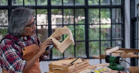 목공 산업 도구 건설 목재 및 장비 목재 작업을 가진 장인 사람 작업장으로 일하는 전문 목수 남자 사진 Unsplash의 원 이미지