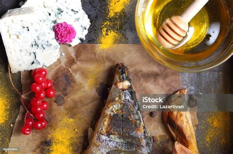 치즈 꿀로 웬 Kalina 레몬 슬라이스 구운 감자 핑크 꽃과 양피지에 향신료와 생선 구이 건강한 생활방식에 대한 스톡 사진 및 기타 이미지 Istock