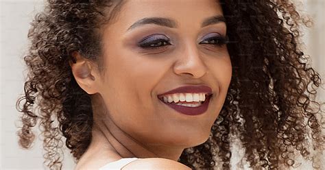 화려한 이빨 미소 매력적인 화장 긴 곱슬머리를 가진 아프리카계 미국인 여성의 아름다움 초상화 사진 Unsplash의 찾고 이미지