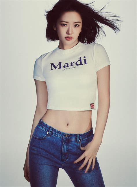 안유진 크롭티 여름 코디 아이템 가격은 네이버 블로그