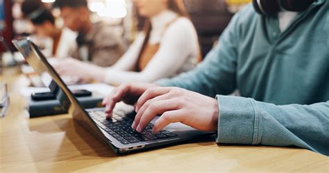 지식 교육 및 대학 논문을 위해 도서관에서 사람들과 함께 손 노트북 및 연구 시험 프로젝트 및 장학금을 위한 개인 및 온라인 포털이 있는 아카데미 미래 및 대학생 20 24