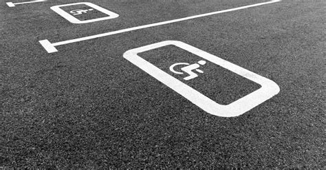 거리 주차 고층 주차장 공간 할당 공공 장소 공공시설 교통 그려진 상징 도로 표면 도시 계획 도시 디자인