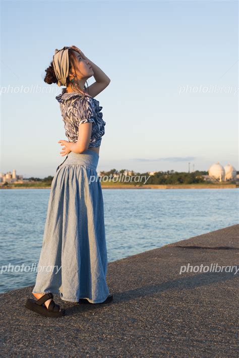夕暮れの海に佇む女性 写真素材 5250752 フォトライブラリー photolibrary