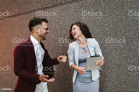 잘 생긴 남자와 아름 다운 여자 로 비즈니스 파트너 로 디지털 태블릿 아웃도어 20 29세에 대한 스톡 사진 및 기타 이미지 20 29세 2명 계약서 Istock