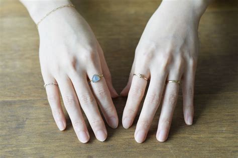 指輪の重ね付け。おしゃれでバランス良いコツは？両手のリング実例5選｜creemaクリーマ ハンドメイド・手作り・クラフト作品の販売サイト
