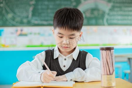 学习的学生摄影图片 学习的学生摄影作品 千库网