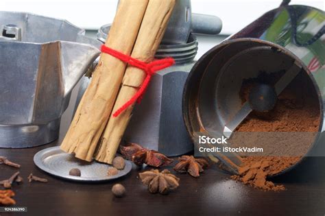 분해 된 형태로 온수 커피 기계는 테이블에는 그것은 보이는 지상 커피 커피 분쇄기와 향신료는 아니 스 카네이션 계 피와 향기로운 페 퍼 간헐천에 대한 스톡 사진 및 기타