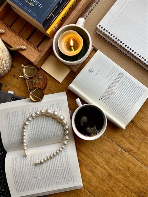 고요한 공부 공간 공부하다 공책 교육 내성적 인 독서하는 독창성 돋보기 안경 따뜻한 빛 따뜻한 음료 레저 머리띠 명상 목조 테이블 문학 문호