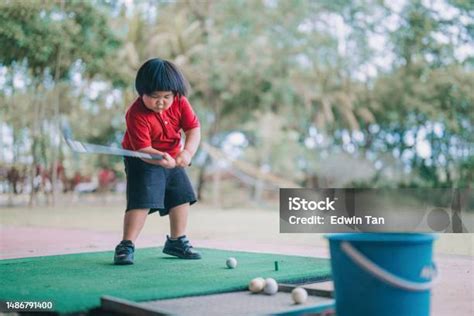 골프 수업 중 드라이빙 레인지에서 골드 스윙을 연습하는 아시아계 중국인 귀여운 소년 골프에 대한 스톡 사진 및 기타 이미지