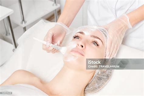 미용사는 회춘 얼굴 피부 뷰티 살롱의 절차를 위해 여성 얼굴에 크림 마스크를 적용합니다 25 29세에 대한 스톡 사진 및 기타 이미지 25 29세 건강관리와 의술