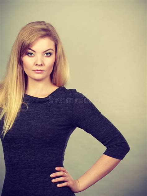 Retrato De La Mujer Joven Rubia Femenina Foto De Archivo Imagen De Cara Pelo