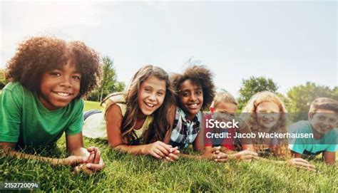 야외 모험 유대감 형성 또는 수학 여행을 위해 공원에 있는 아이들의 친구 잔디 및 초상화 다양성 학생 및 워싱턴 Dc에서 연결 우정 또는 휴가를 위해 자연 속에서 미소를