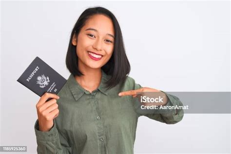 아름다운 중국 여자 들고 미국 미국 여권 위에 고립 된 흰색 배경 와 깜짝 얼굴 가리키는 손가락 에 자신 가리키기에 대한 스톡 사진 및 기타 이미지 Istock